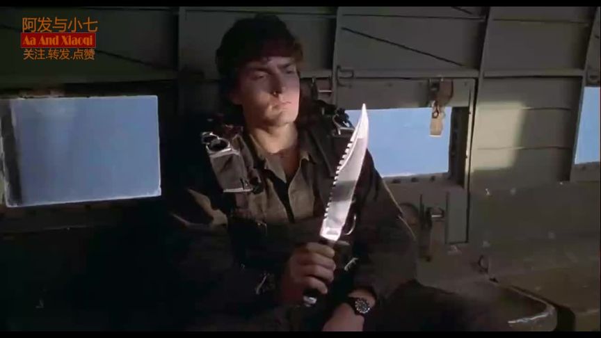 “兰博”的军用匕首用途多,可以喝饮料,可以锯树,还可以剑铁丝