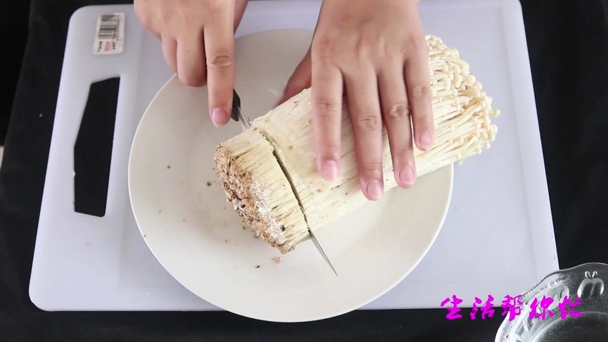 买来的金针菇吃完了还可以让它再生长出来哦,这个方法让你省钱了