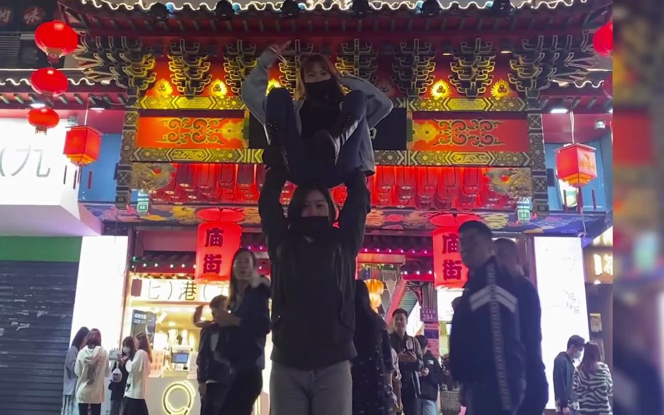 飒!女舞狮高举同伴打卡拍照走红:苦练20年满身伤痕