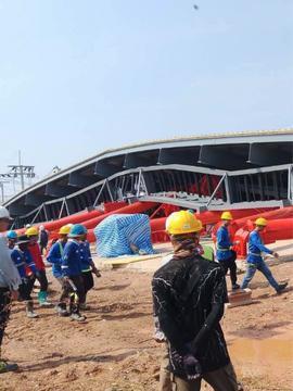 泰国北榄府一建筑发生倒塌 4人受伤,事故现场已封锁