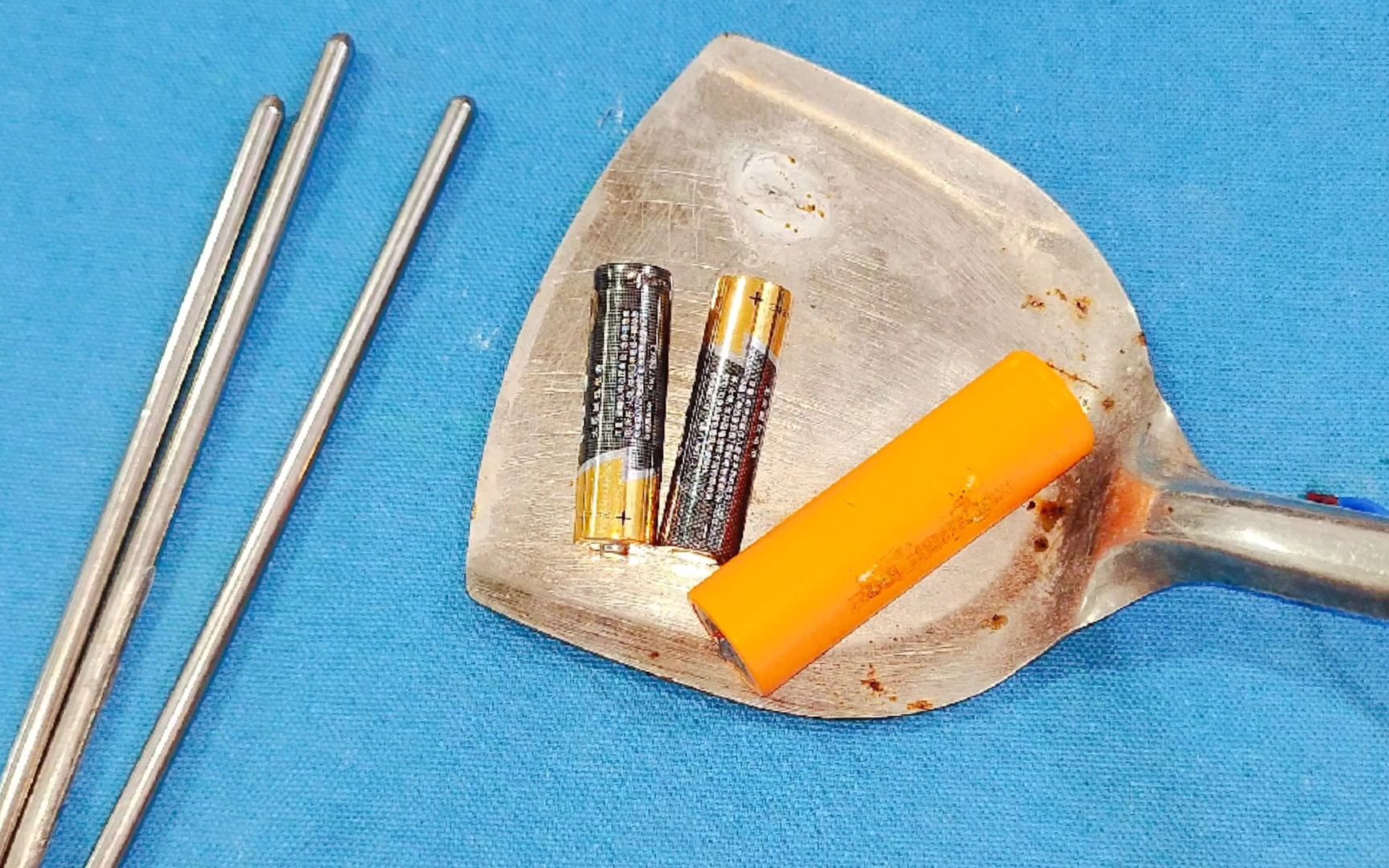 我是真没想到,把一节电池放在不锈钢上,作用原来这么大,涨见识
