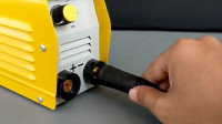 牛人发明:迷你电焊机,家用小型出门携带方便
