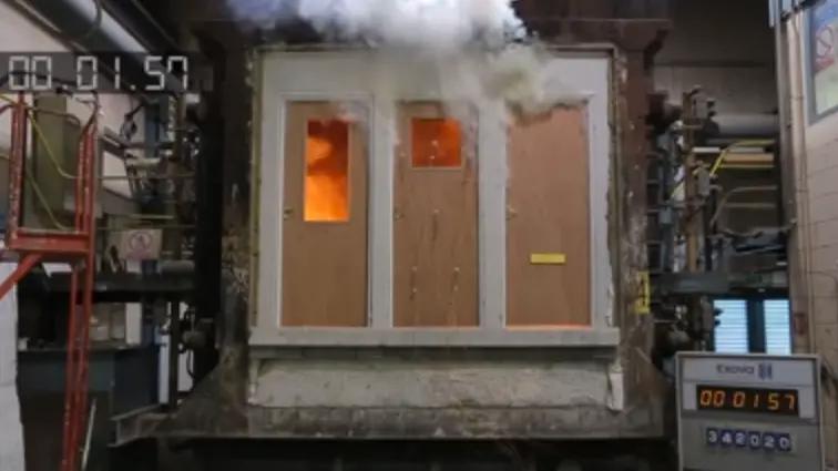 高层建筑防火门配的不好,不但不防火还助燃?网友:花钱也不安全!