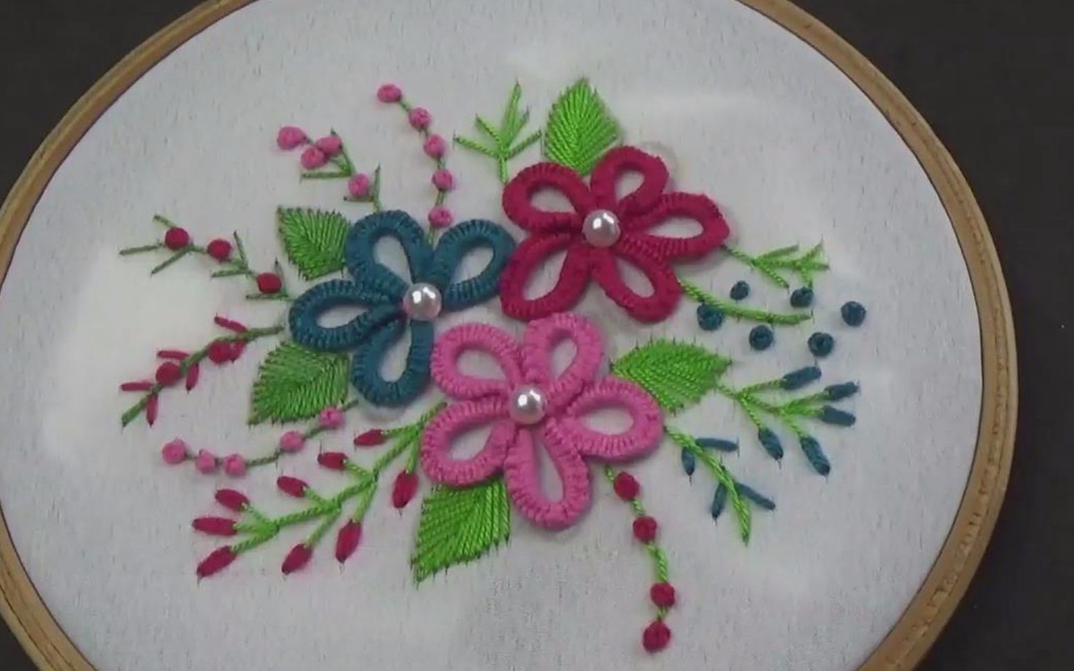 手工刺绣作品,带你学习如何刺绣简单的花朵图案!