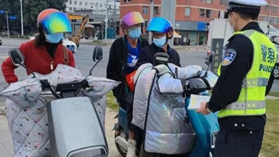 多地禁止电动车安装挡风被,车主反问:骑车冷该怎么办