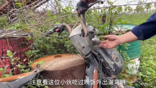 小伙将捡到的破旧电动车翻新修复给女友当代步工具
