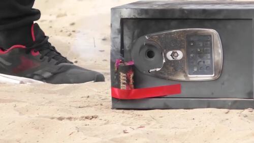 鞭炮威力测试能否炸开保险箱国外小哥硬核测试!