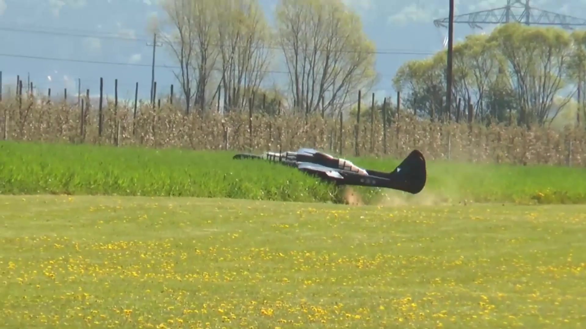 国外模型飞机飞行展示表演,看到摔下来的飞机,好心疼