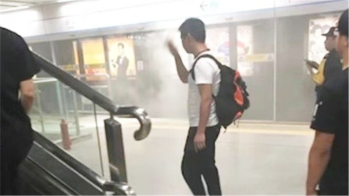 女子乘地铁充电宝突发自燃 背包冒出滚滚浓烟 吓跑整车乘客