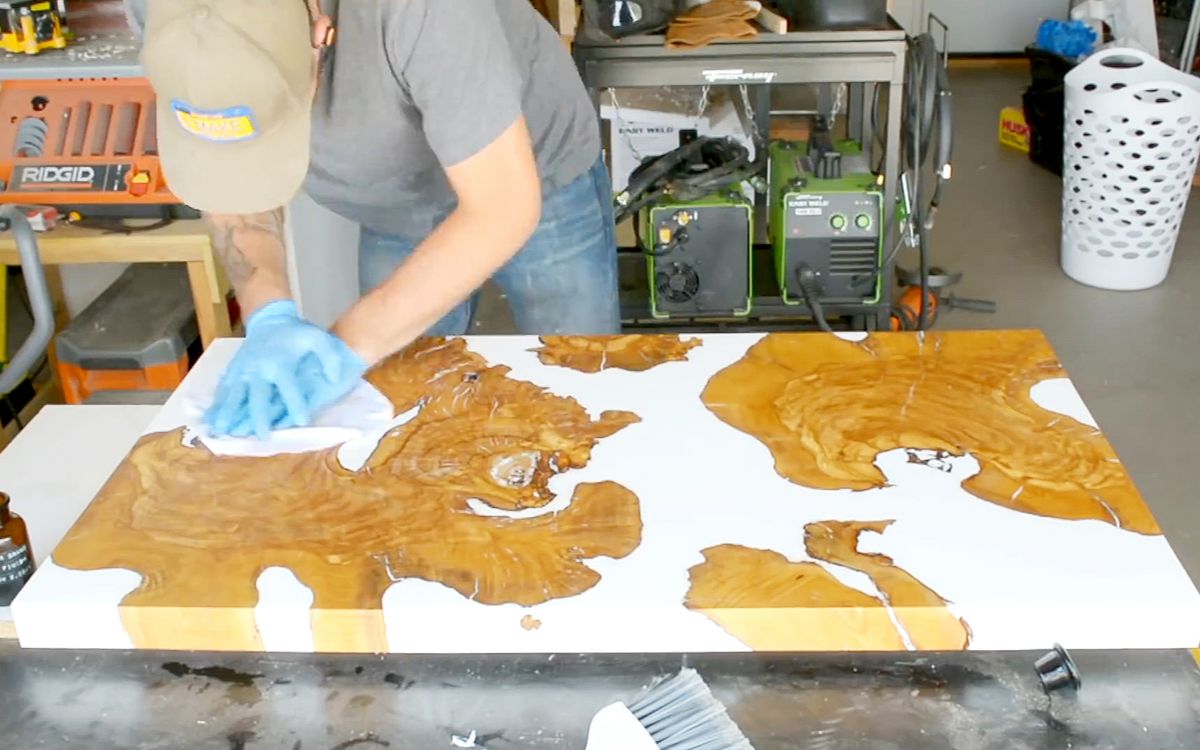 邻居扔的木头,被朋友做出张桌子!