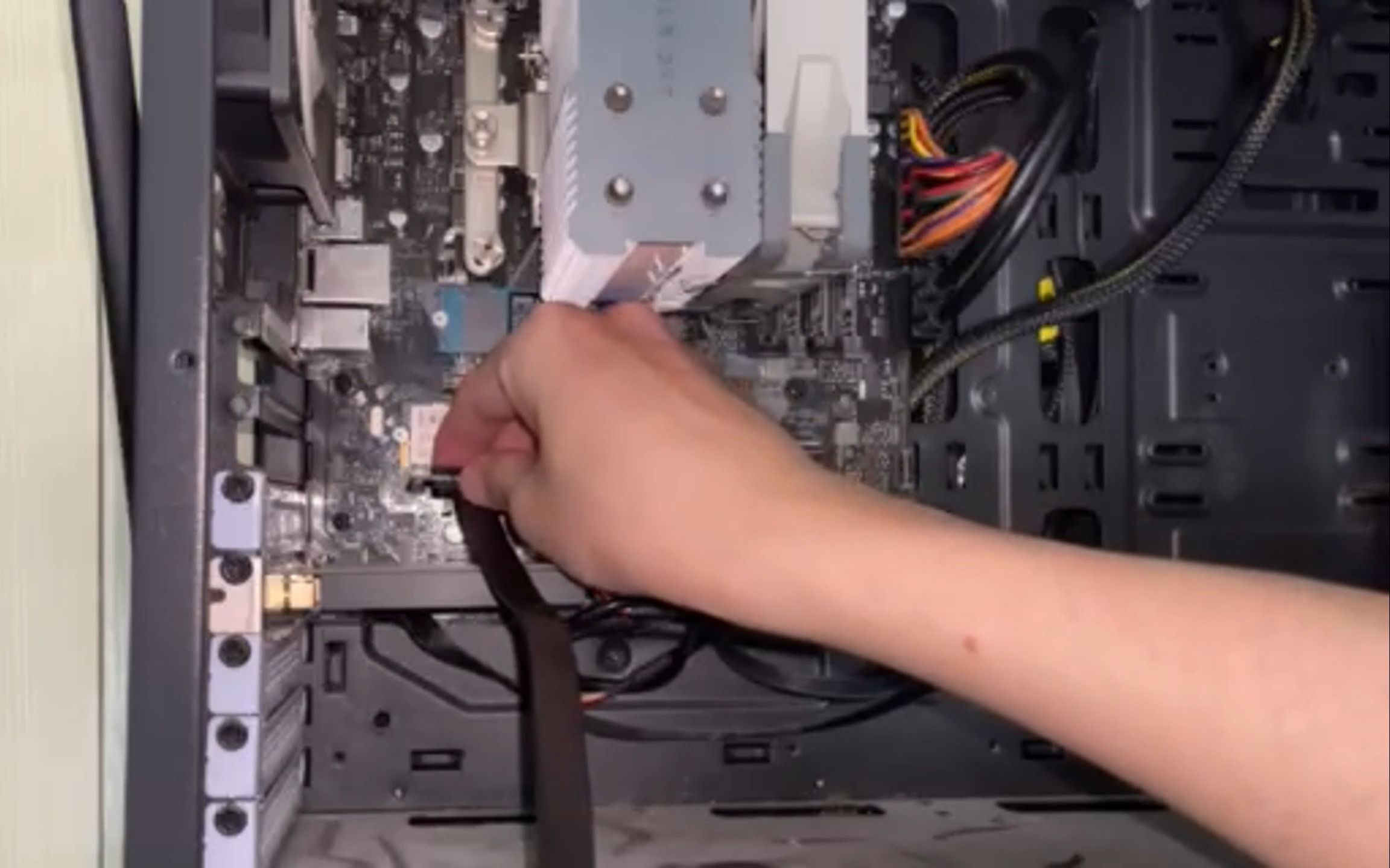 固态硬盘接口不够 用PCIE接口连接固态硬盘