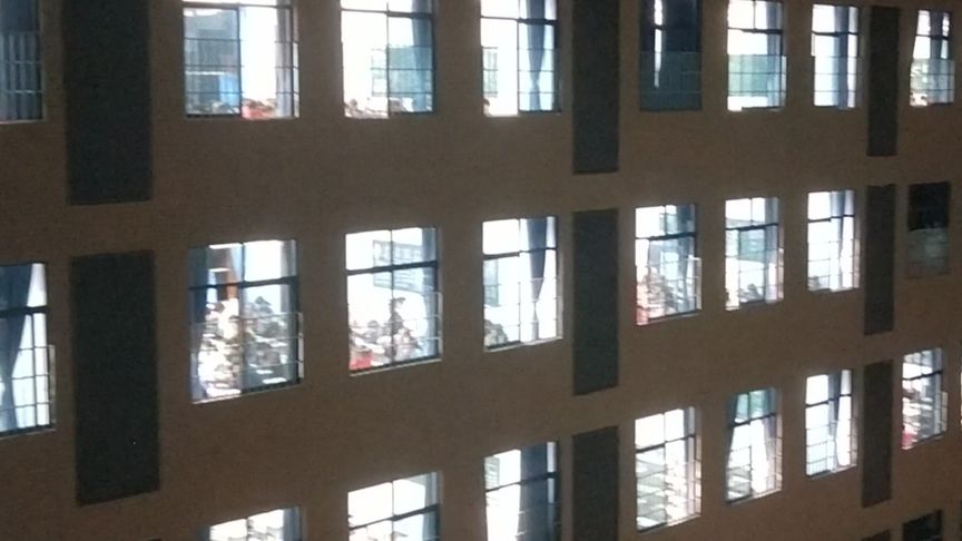 学校开家长会 现代的教室太漂亮了