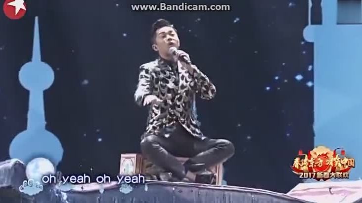 凤凰传奇现场唱起经典音乐《月亮之上》