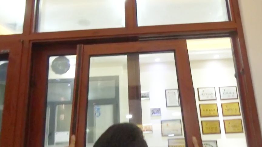 实拍:安装推拉带平开铝合金门窗中的纱扇与玻扇仅需2秒/扇