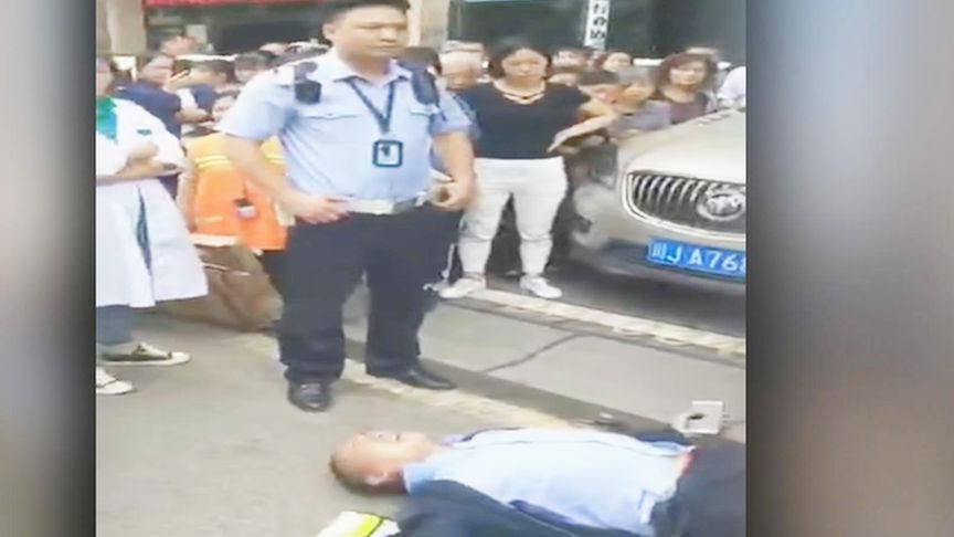 交警当街殴打驾驶人?警方回应:夫妇两人抗拒执法 咬辅警手指