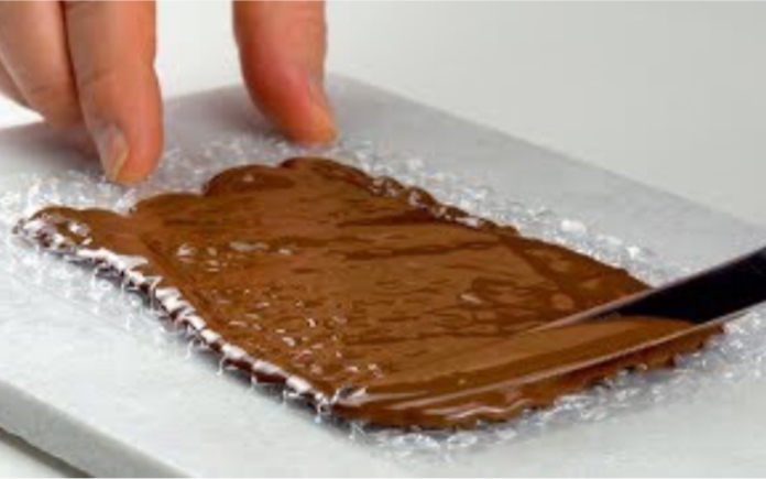 在气泡纸上涂上巧克力酱,每个甜品店都会模仿这技巧