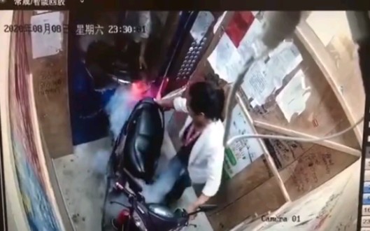 电动车电梯内自然,禁止入楼,非要进去。