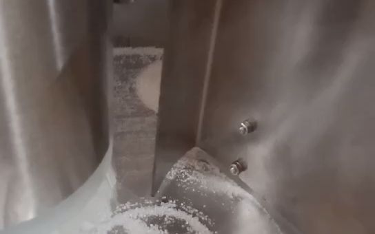 PLC料盘包装机称重范围1-100g。测试包5g白糖。PLC tray packing ...