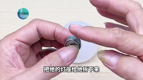 损坏的LED灯还能利用,把直流电机安装进去,制作微型灯座风扇