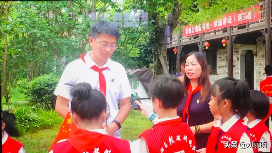 端午诗会主题活动中,校园小记者进行现场采访