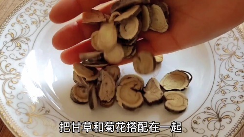 甘草搭配菊花的正确吃法,作用真是厉害,解决很多人的困扰,实用