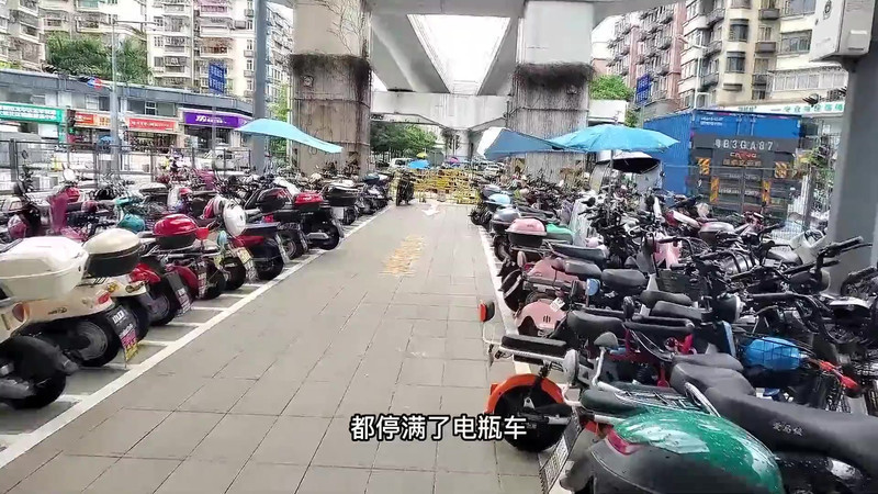 为什么现在深圳的电瓶车这么多?每个地铁口的出口都堆积如山