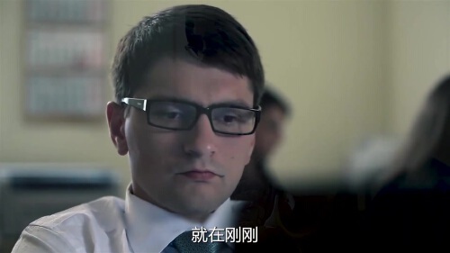 男人用鼠标对准漂亮上司,开始不停点击,下一秒上司夺门而出!