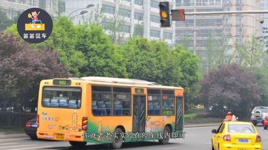 开车快要通过十字路口,遇到黄灯可以过吗!网友:这算是闯红灯?