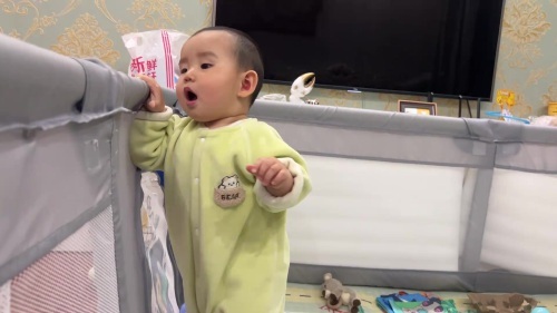 小鱼儿现在走路越来越稳了,想往哪儿走就往哪儿走