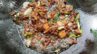 一荤一素,两碗米饭,虽然简单又普通,但很真实很快乐