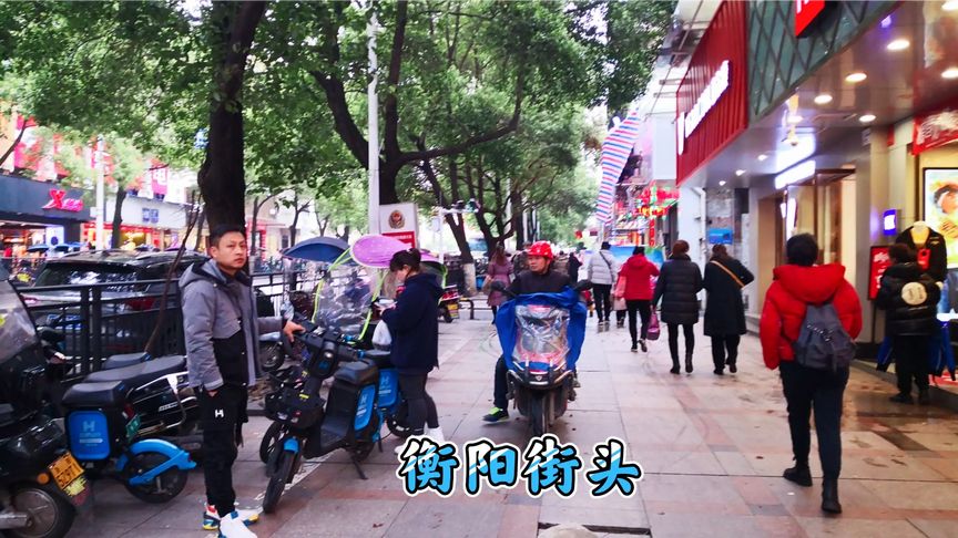 走在衡阳繁华街头,与电动车擦肩而过,还是回体育中心才买到枕头