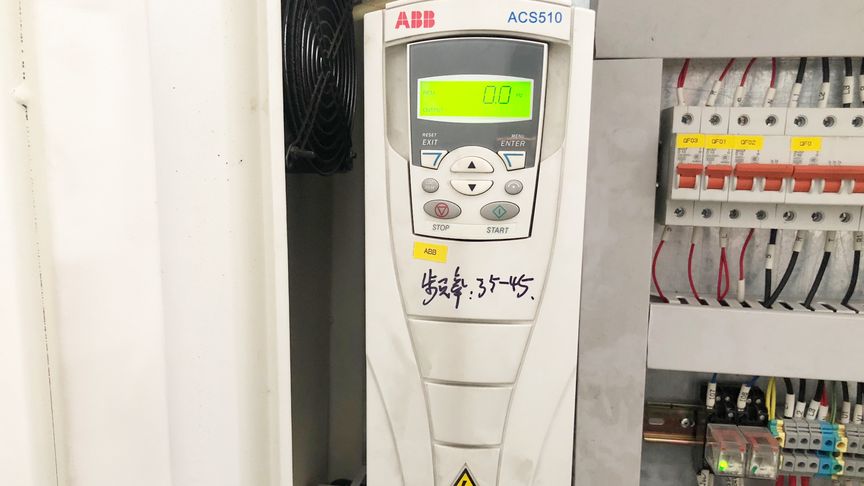 ABB变频器面板上有个一键切换控制模式按钮,使用时要注意