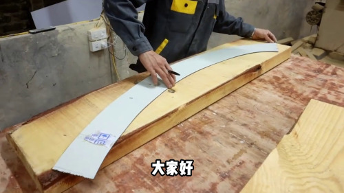 农村木匠师傅打造简易拱桥,踩上去很结实,真是脑洞大开啊