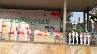 花板桥小学215班升旗仪式表演《让爱传出去》