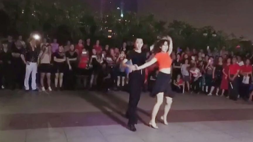 果果不不老师出来跳舞吸引来好多观众围观,叫好声不断。