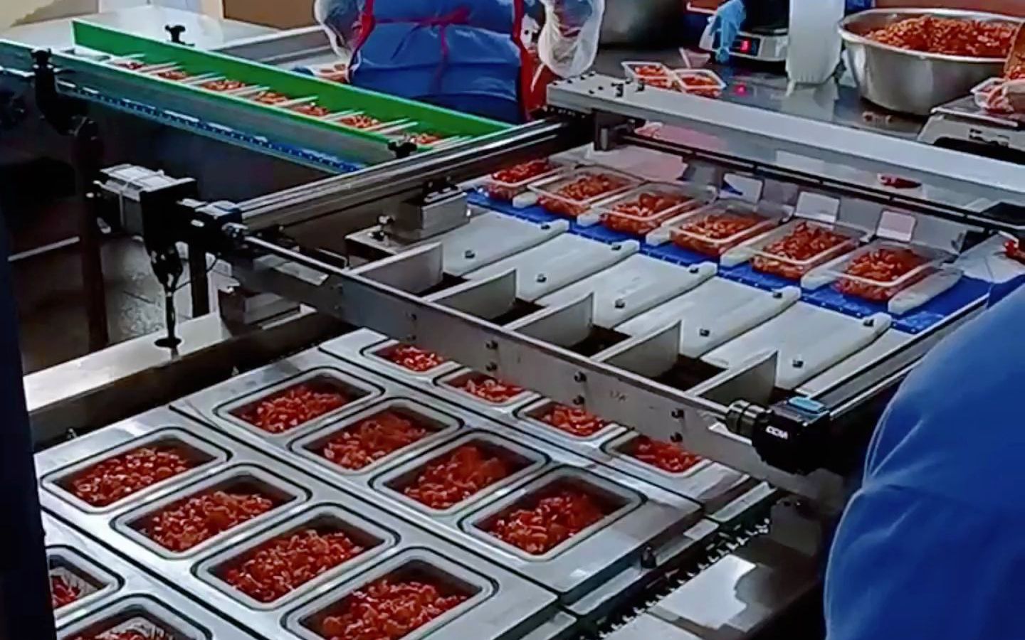 塑料盒酱腌菜萝卜干酸菜自动封口包装机,湖北萝卜干工厂生产,盒装...