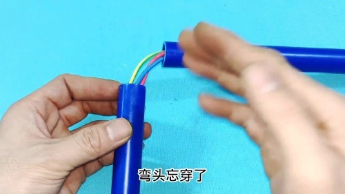 一根看似普通的铁丝,竟能神奇连接两根穿线管,零散电线也能轻松搞定!