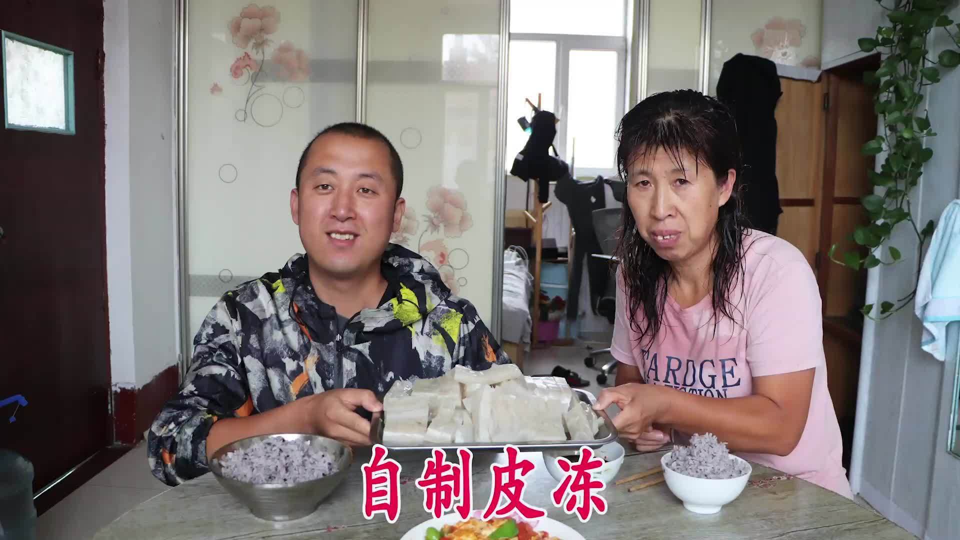 皮冻的家常做法,过程不复杂,口感Q弹,蘸蒜泥吃味不赖