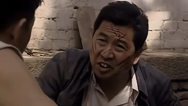 路上有狼:村干部从村花处走,一路哼着小歌,结果半路遭狗咬