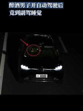 ...一辆小车停靠在崇韵街与迎宾路交叉口,未设置任何警示标志存,在安全...