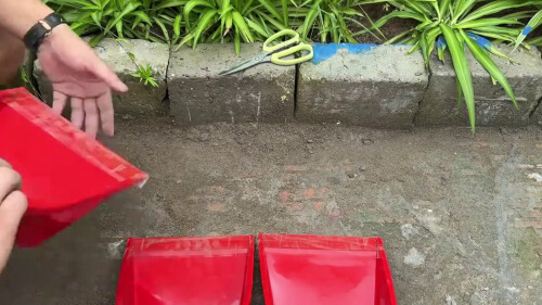 买几个塑料撮箕灌满水泥打造,小姨妹见成品激动的惊慌失措