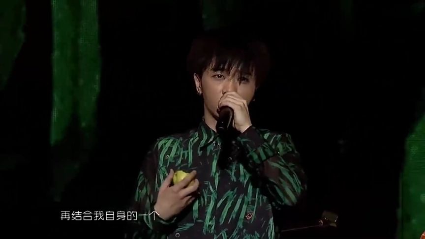 华晨宇的演唱会好随意啊,台上一边吃梨一边和粉丝讲话,太可爱了
