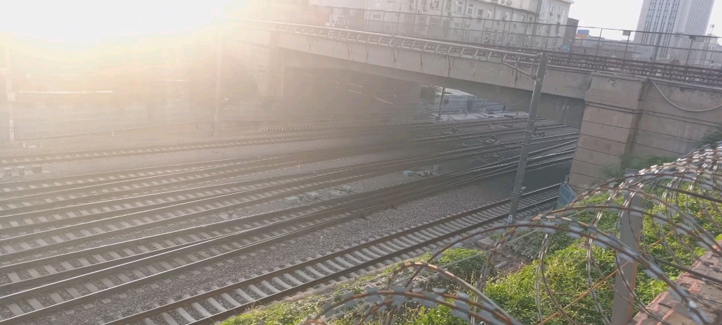 本务机车兰局兰段HXD3D 0270牵引T175次列车通过朝阳街铁路跨线桥...