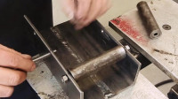 切两块角钢并焊接在一下,制作成这个工具,你知道是干啥的吗