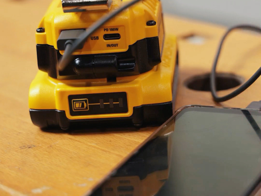 得伟DCB094双向100瓦充电宝充电器