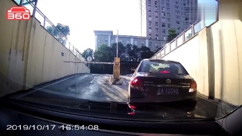 行车记录仪:新手手动挡,看见这架势我赶紧溜!