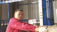 农村搭建钢结构厂房,大哥高温下搬铁皮瓦,这么辛苦一天挣多少钱