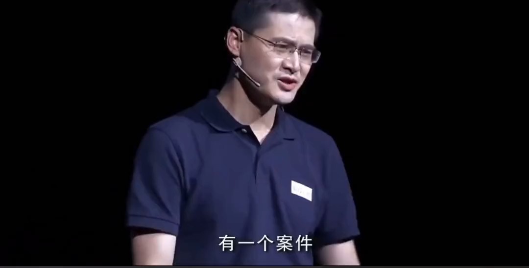 当法律站在罪恶的一边,还代表正义吗。这个世界不是非黑即白的,而...