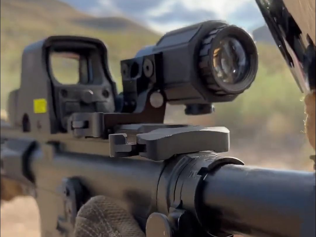 AR15加装全息瞄准镜和低倍变焦瞄具 适用于近距离战术和远距离射击