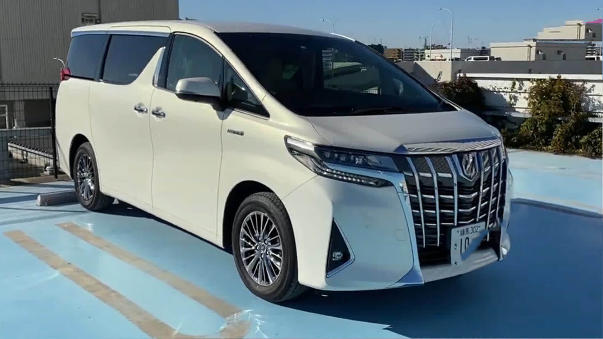 可算见到实车了,2021款丰田埃尔法混动版,坐进后排霸气开始!